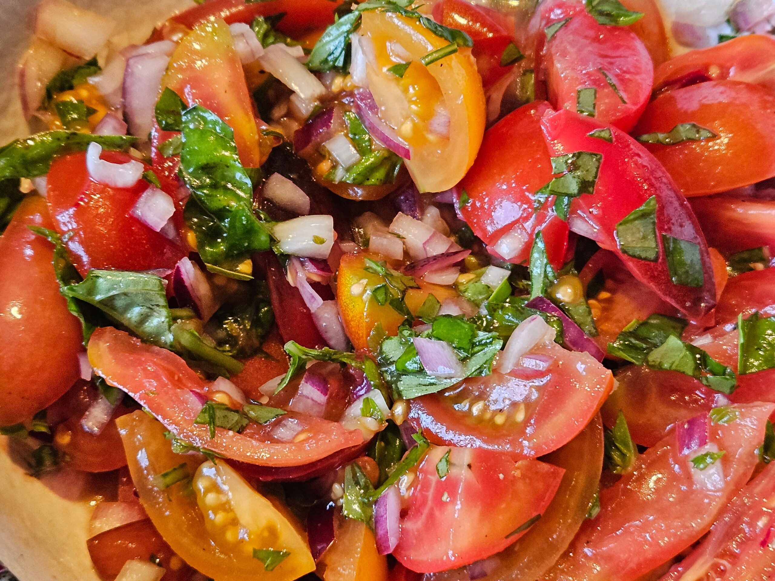 Somrig tomatsallad med jordgubbsvinäger - Åsegårdssätter